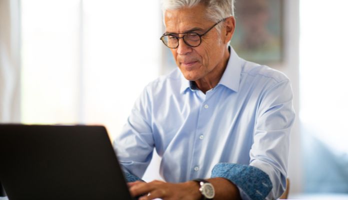 Aposentado pode trabalhar de carteira assinada? - Consig Soluções